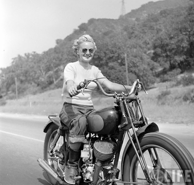 18 Fascinating Photos of Female Motorcyclists From 1949 – Yesterday Today