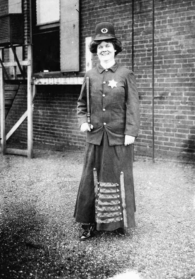 14 Vintage Photos Showing Postwomen in the Early 20th Century ...
