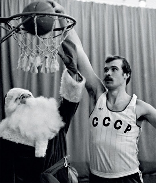 23 Funny Photos of Slavic Santa Clauses in the USSR During the 1980s ...