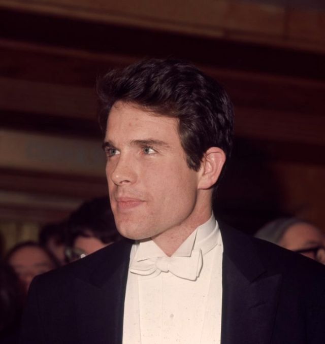 33 Handsome Photos of Warren Beatty in the 1950s and 1960s – Yesterday ...