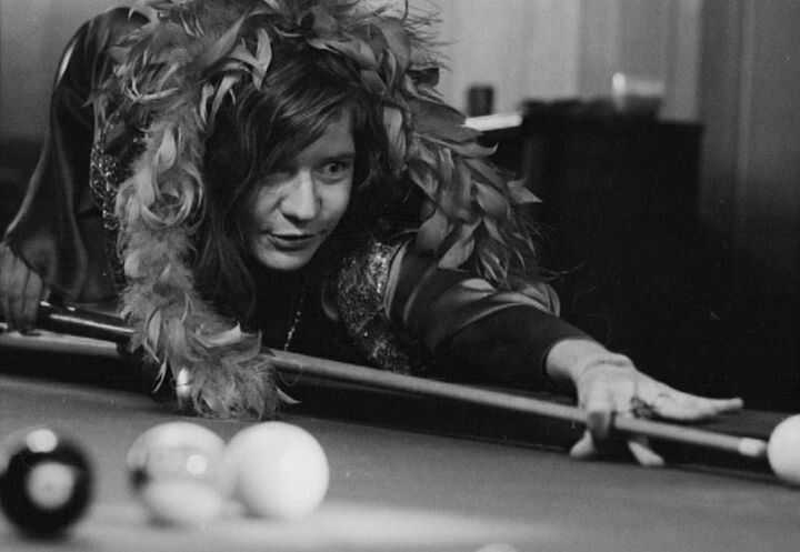44 Classic Photos Showing Celebrities Playing Pool – Yesterday Today