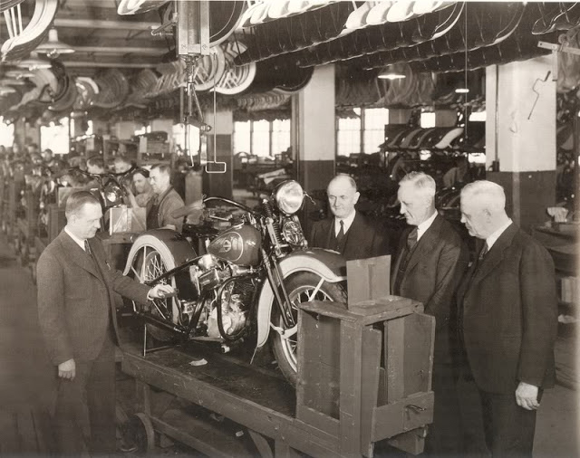 A Rare Look Inside the Harley-Davidson Factory From Their Early Days ...