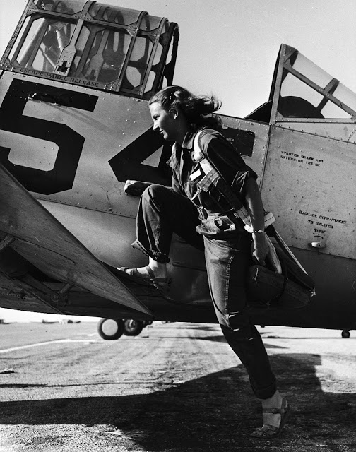 22 Amazing Photographs Documenting Female Pilots Training for Duty in ...