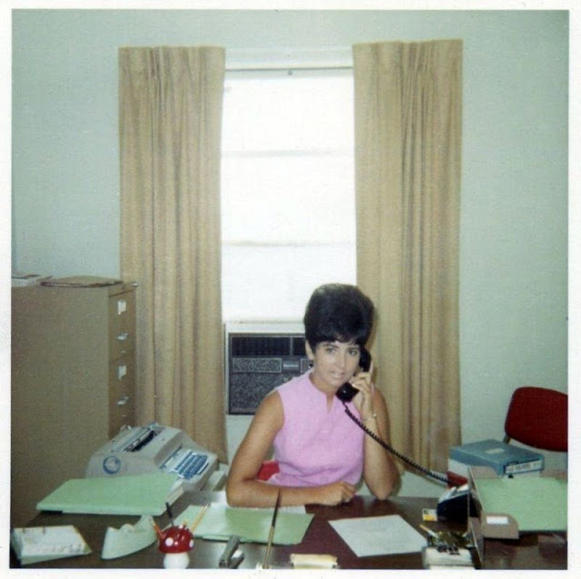 22 Vintage Photos That Show What Telephones Looked Like in the 1960s ...