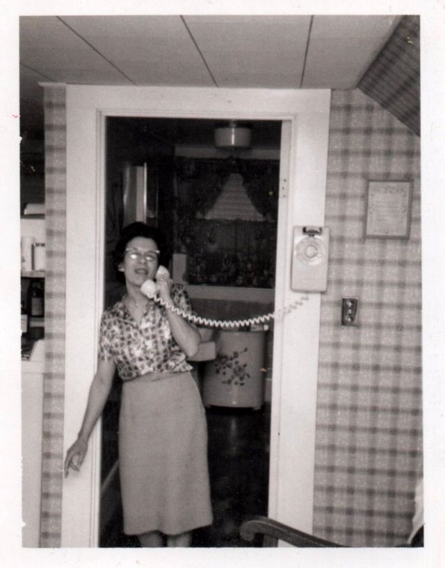 22 Vintage Photos That Show What Telephones Looked Like in the 1960s ...