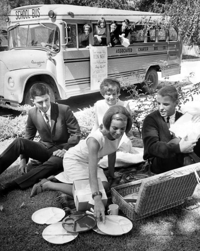 30 Vintage Photos of School Buses in the 1950s and 1960s – Yesterday Today