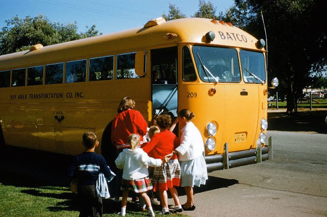 30 Vintage Photos of School Buses in the 1950s and 1960s – Yesterday Today