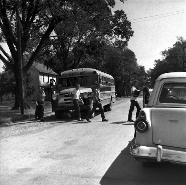 30 Vintage Photos of School Buses in the 1950s and 1960s – Yesterday Today
