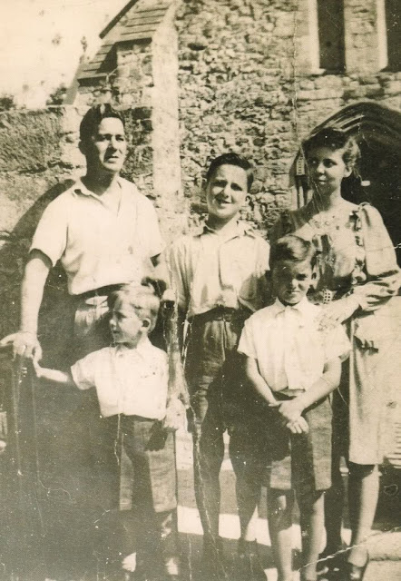 40 Amazing Vintage Photos of George Harrison As a Youth – Yesterday Today