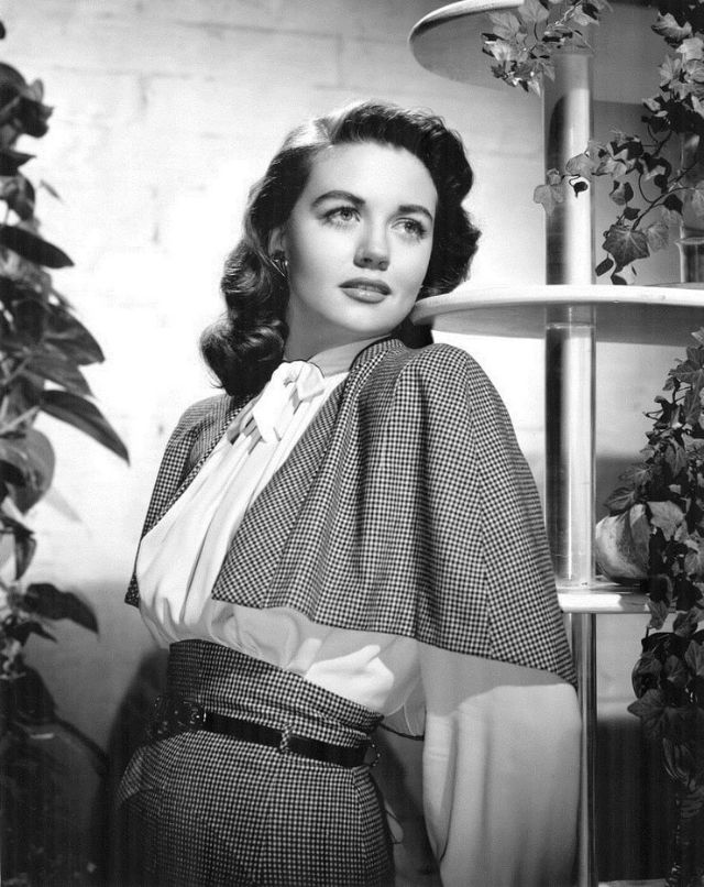 40 Beautiful Photos of Actress Dorothy Malone in the 1940s and 1950s ...