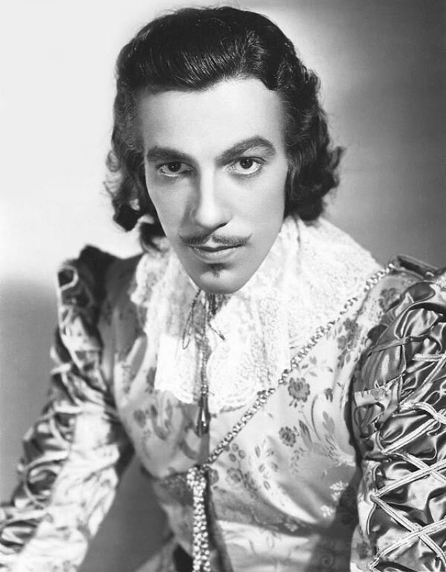 Photos of Actor Cesar Romero in the 1930s and 1940s – Yesterday Today