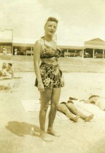 30 Photos Showing Women in Bathing Suits From the 1940s – Yesterday Today